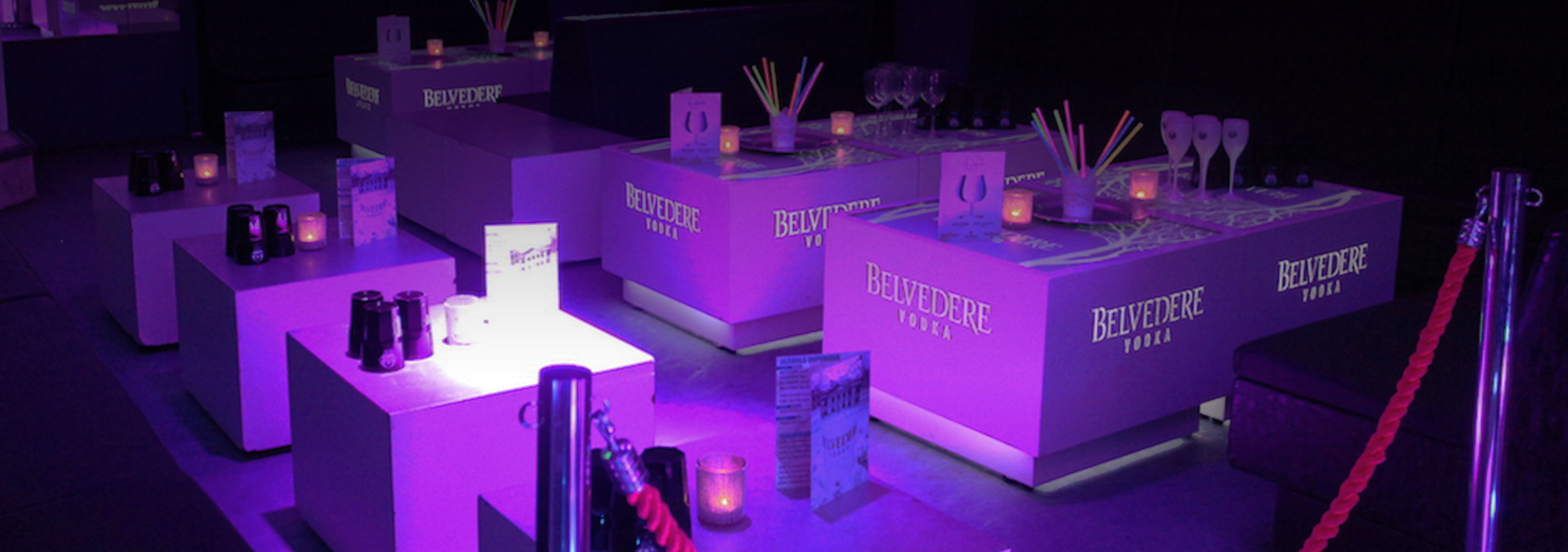 Création mobilier de discothèque, décoration & animation lumineuse